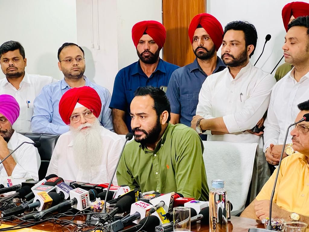 Meet Hayer & Dr Nijjar carry surprise check at MC's Sewa Kendra