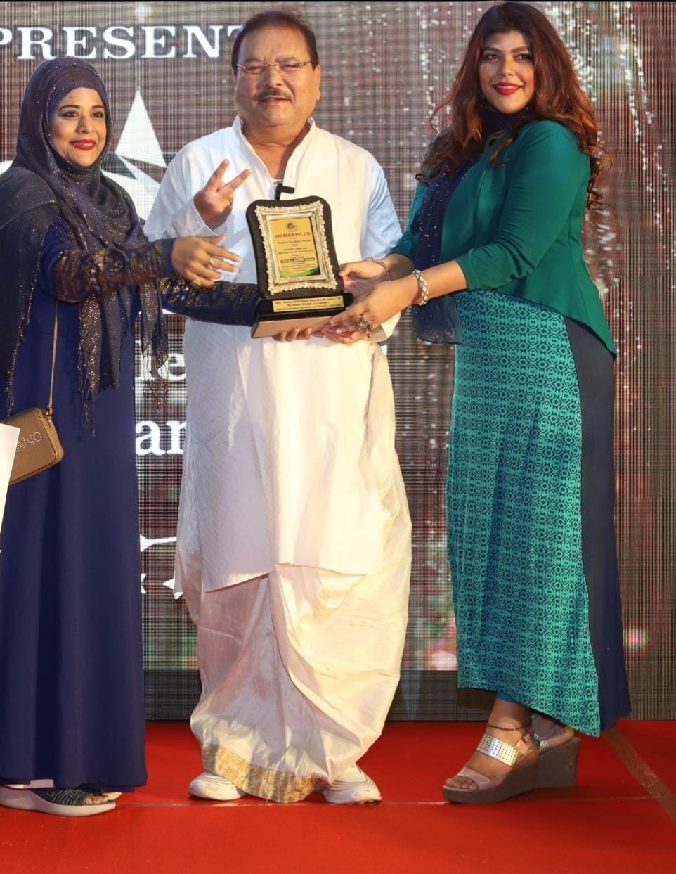 Sabiya Rahaman & Aisha Shaikh of Socialite Ayurveda awarded by Minister ...